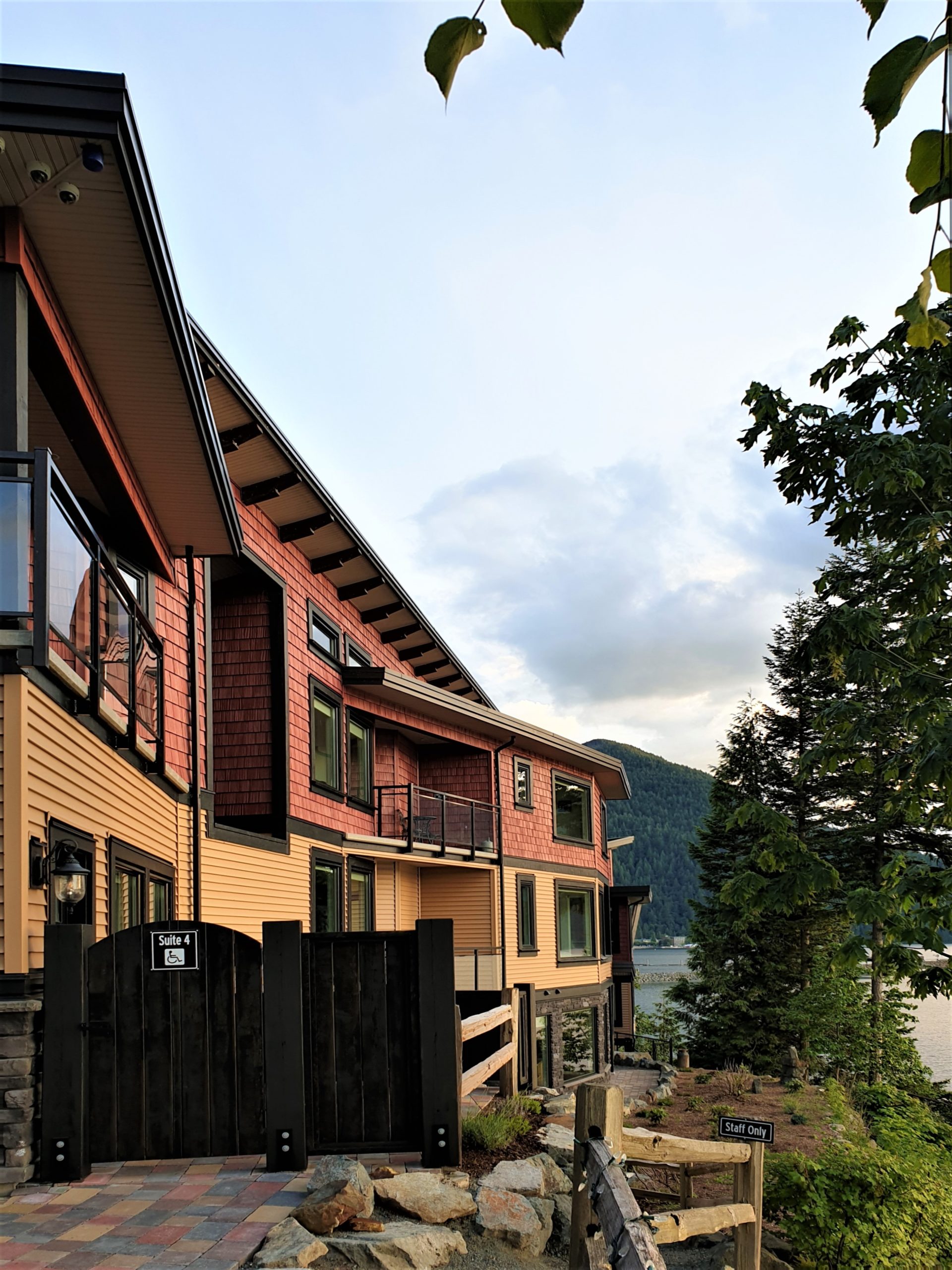 Canada : "The Lodge on Harrison Lake" à Harrison Hot Springs, BC, notre ...